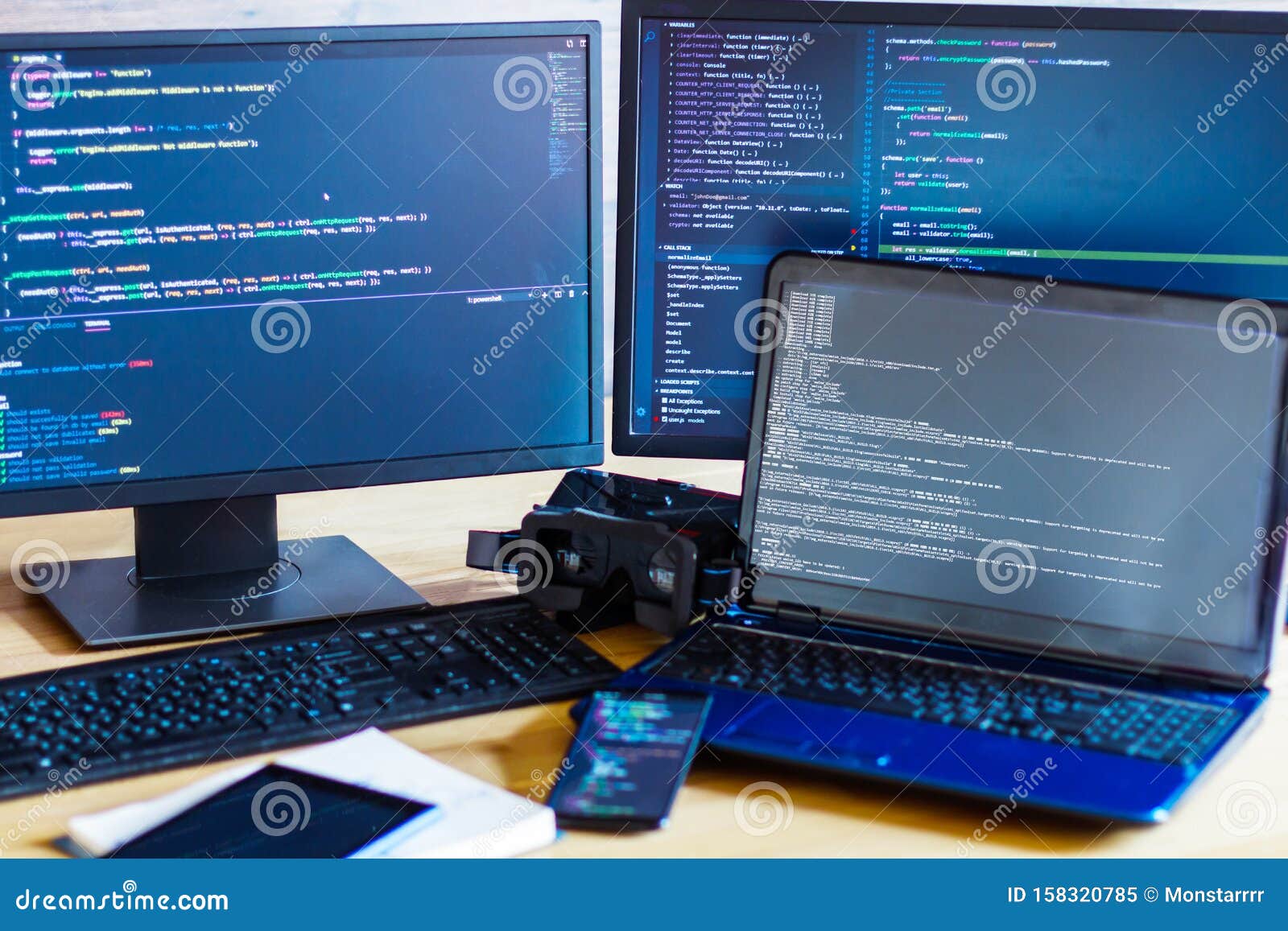 Software-ontwikkelaar, Freelancer-werkplek Met Programmacode Stock ...