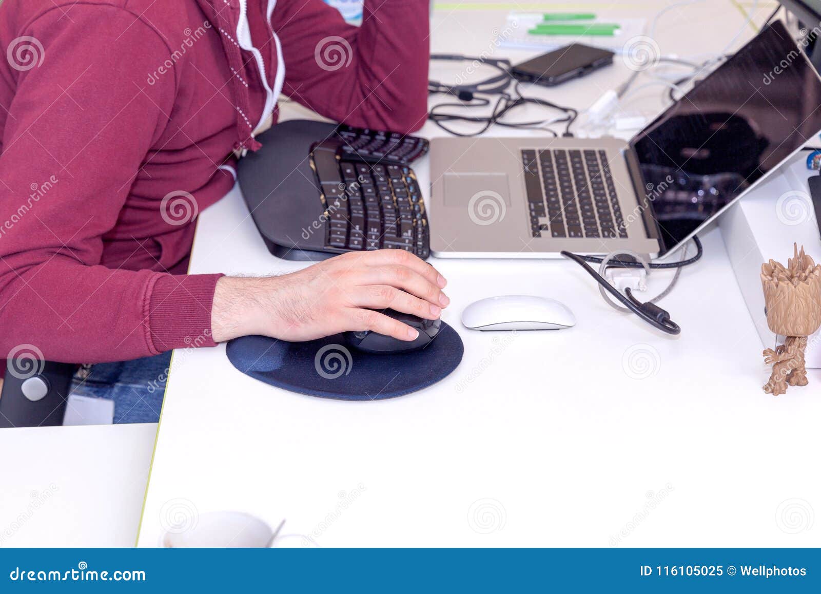 Softwareentwickler, Kodierer Oder Programmierer, Die an Computer ...