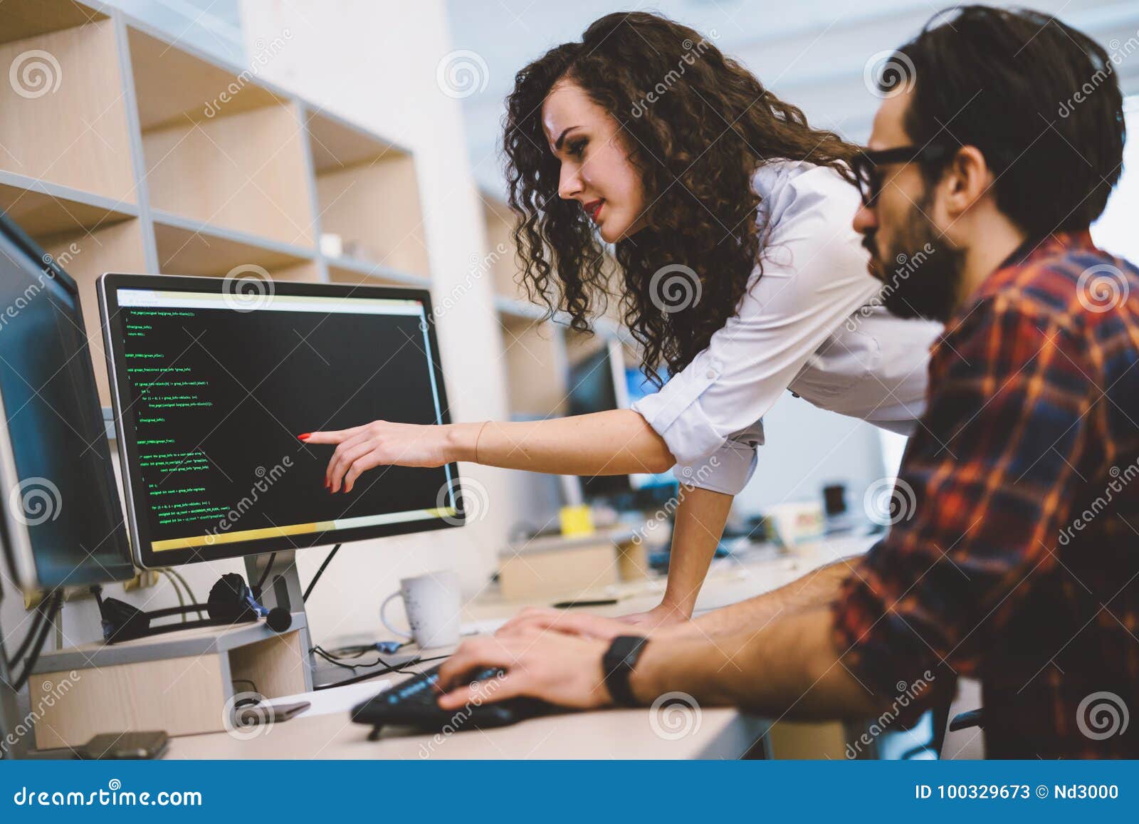 Softwareingenieurs Die Aan Project Werken En in Bedrijf Programmeren ...