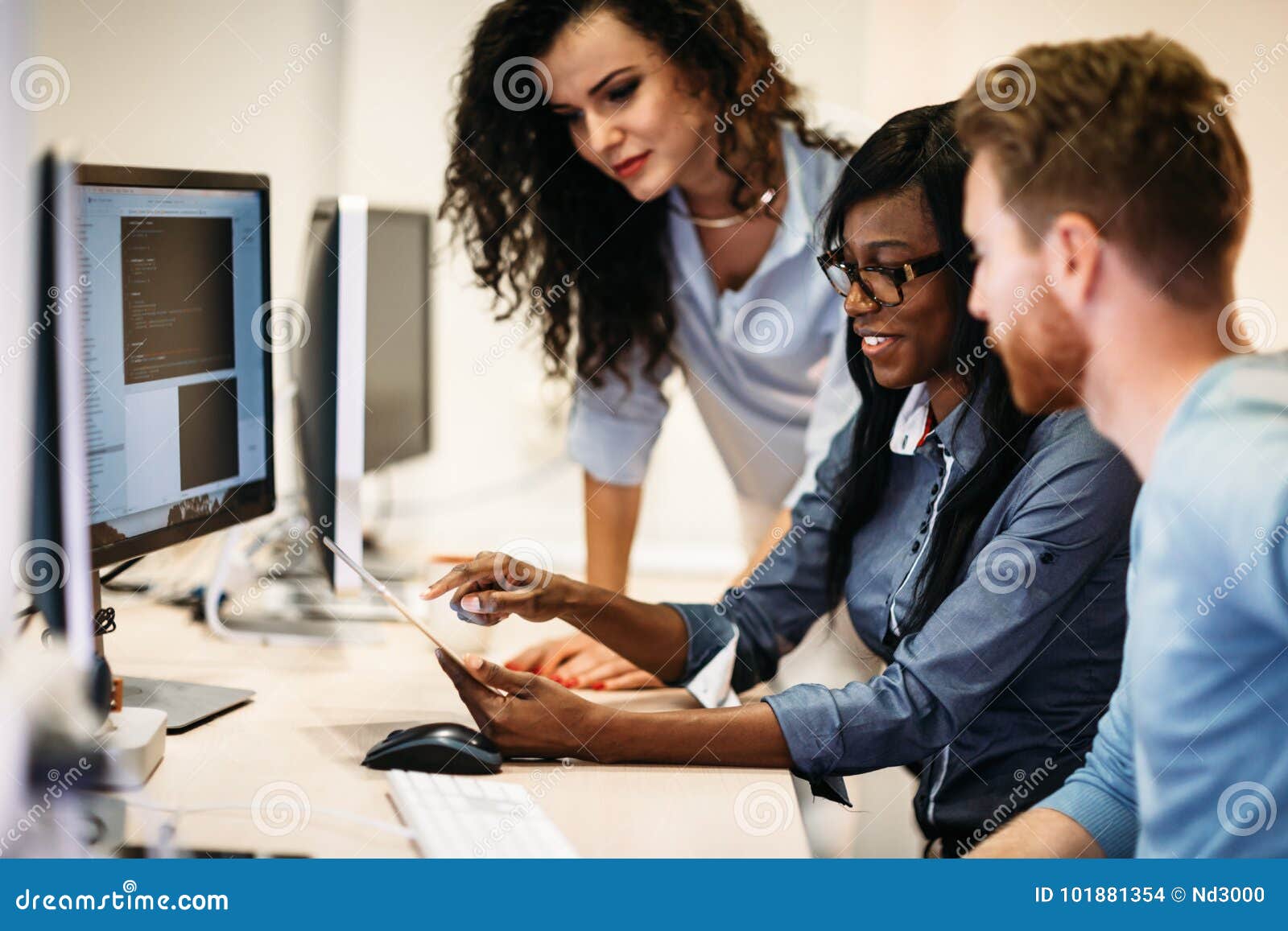 Softwareingenieurs Die Aan Project Werken En in Bedrijf Programmeren ...