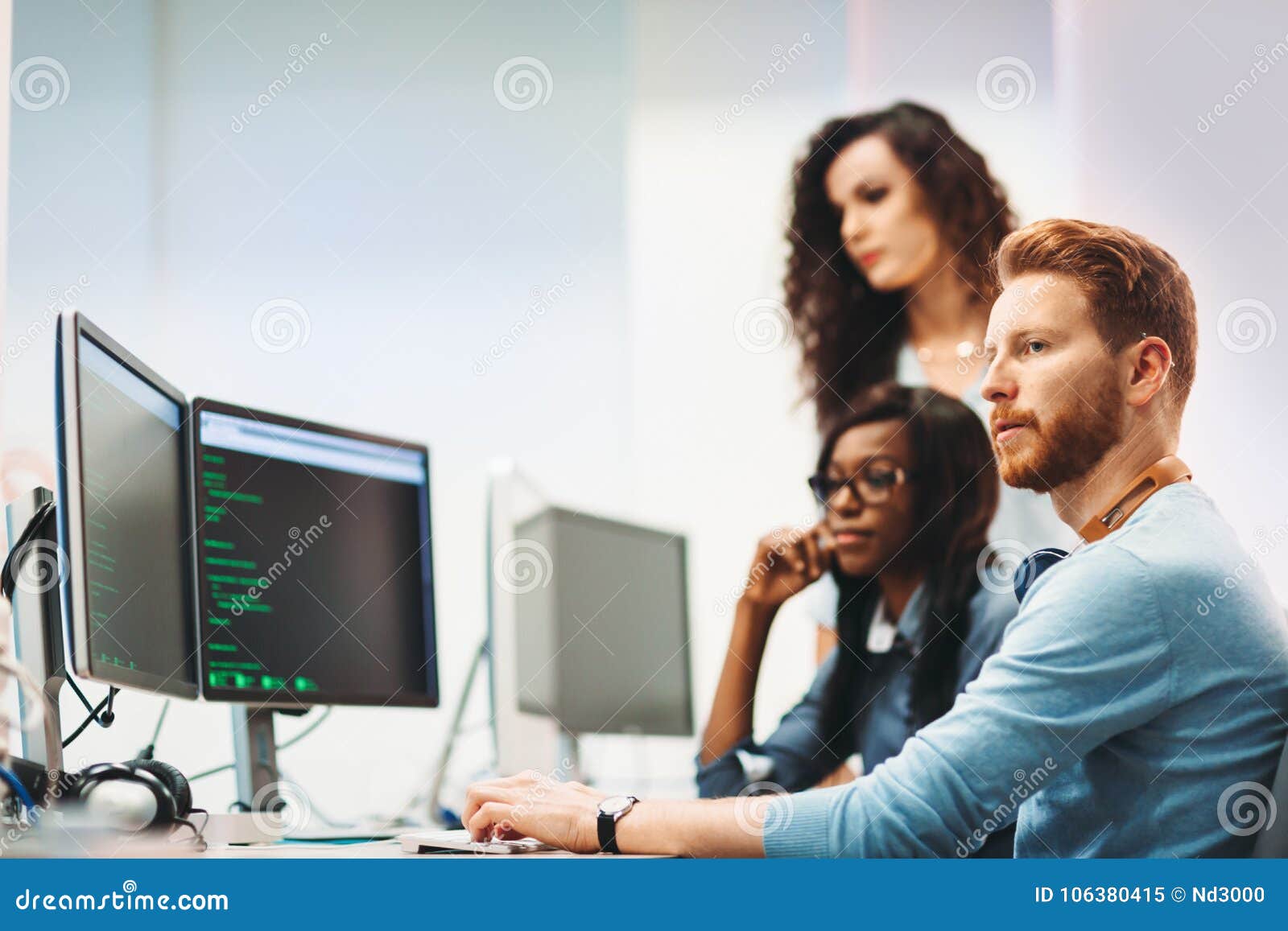 Softwareingenieurs Die Aan Project Werken En in Bedrijf Programmeren ...