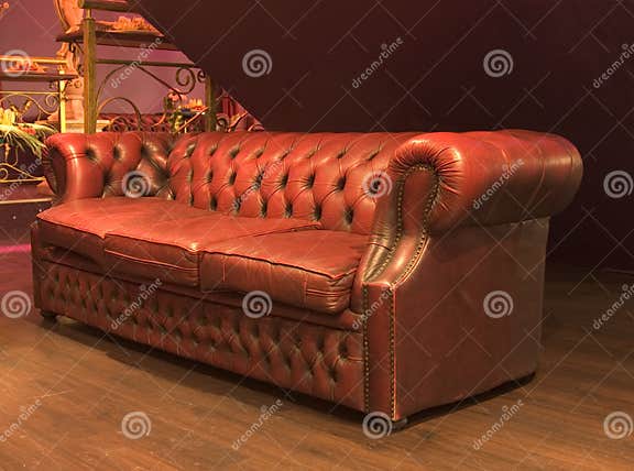 Sofá de cuero lujoso foto de archivo. Imagen de relaje, discoteca - 69578