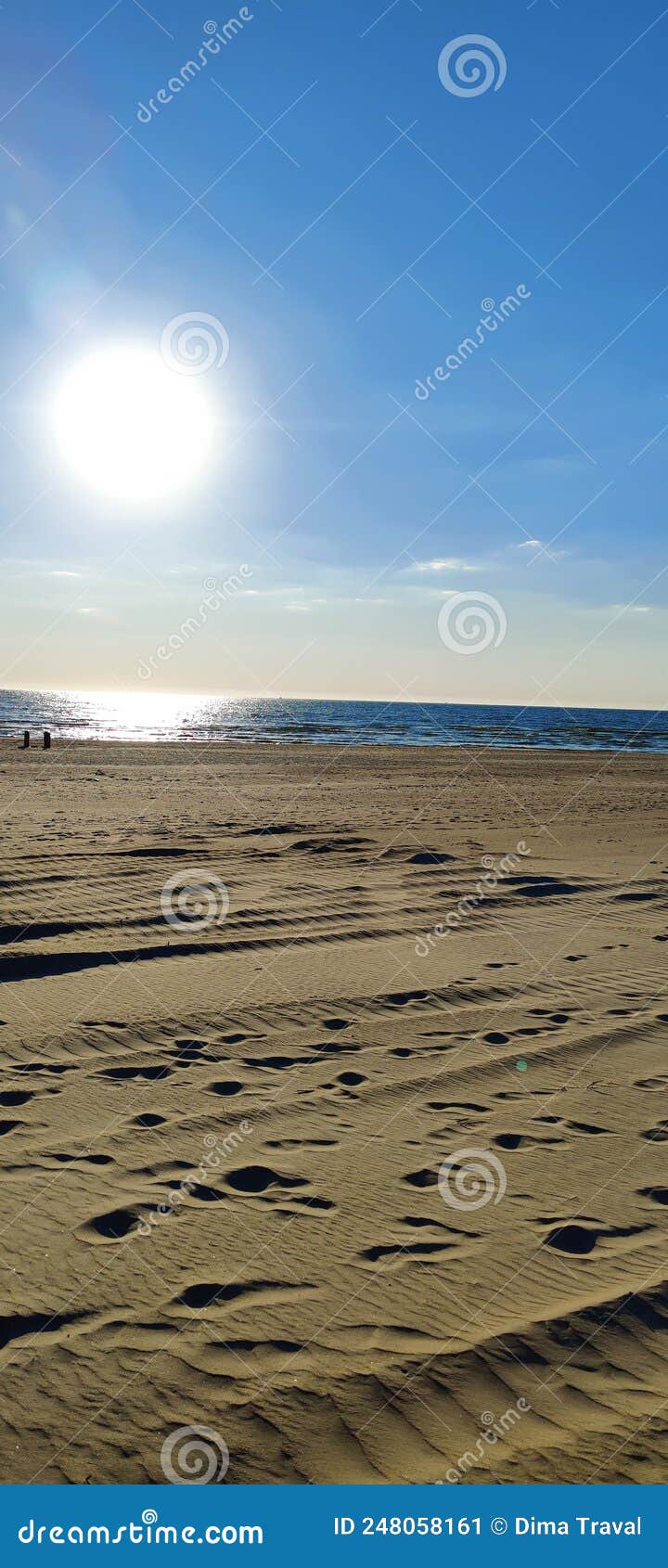 Sol alegre en el cielo imagen de archivo. Imagen de playa - 248058161