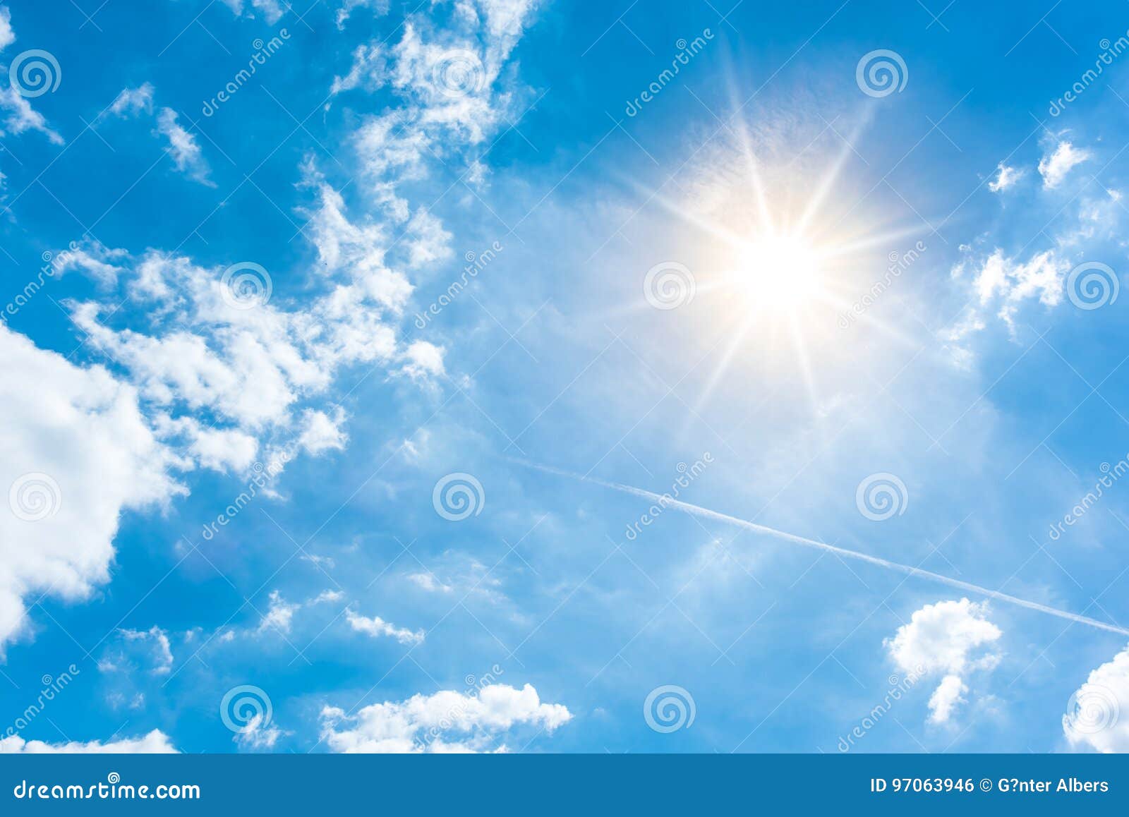 Sol brillante foto de archivo. Imagen de nubes, fondo - 97063946