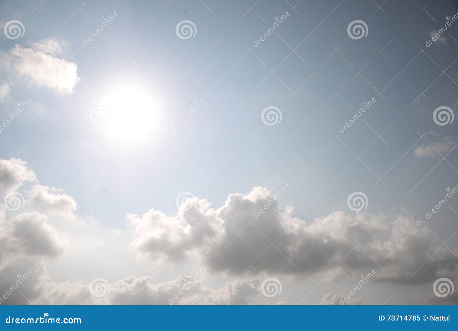 Sol Brillante En Cielo Azul Imagen de archivo - Imagen de cubo, celaje ...