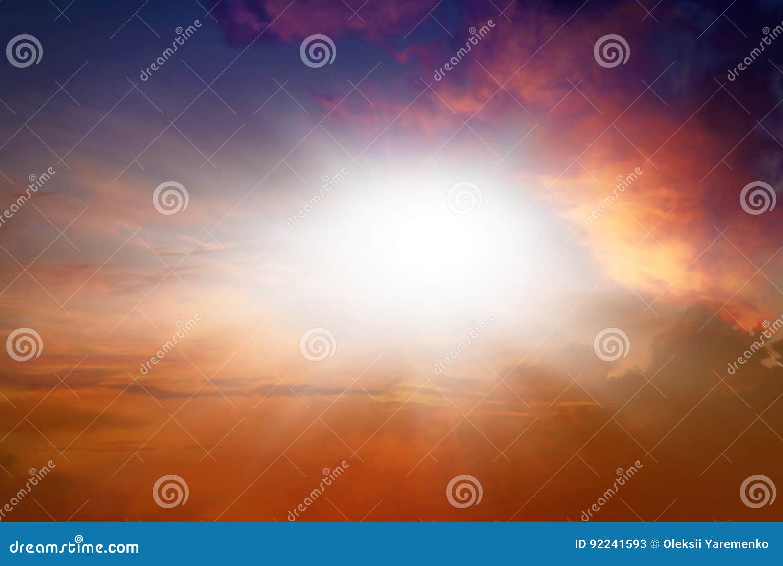 Sol Brillante En Cielo Oscuro Imagen de archivo - Imagen de extracto ...