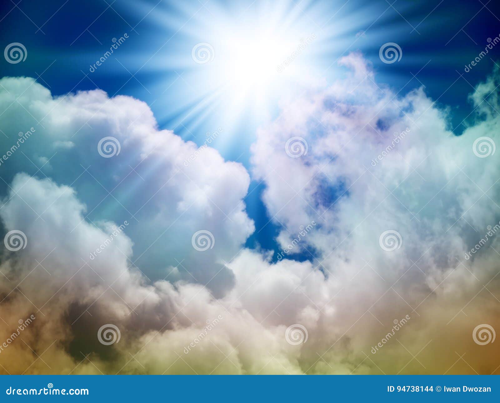 Sol brillante en el cielo foto de archivo. Imagen de blanco - 94738144