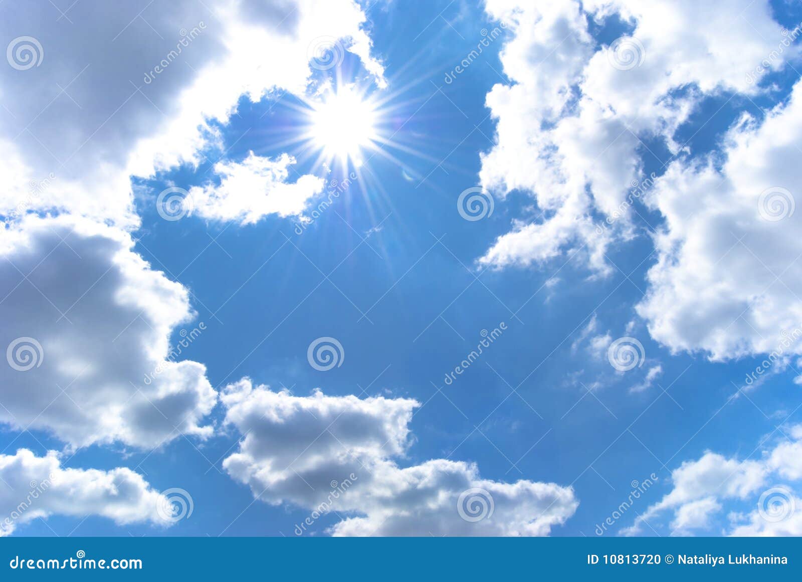 Sol Brillante Entre El Cielo Azul Foto de archivo - Imagen de imagen ...