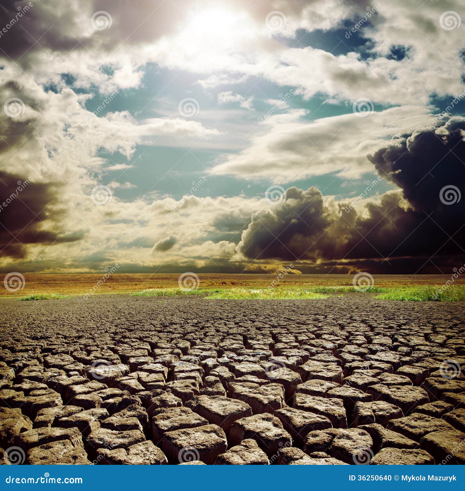 Sol Caliente Sobre La Tierra De La Sequía Foto de archivo - Imagen de ...