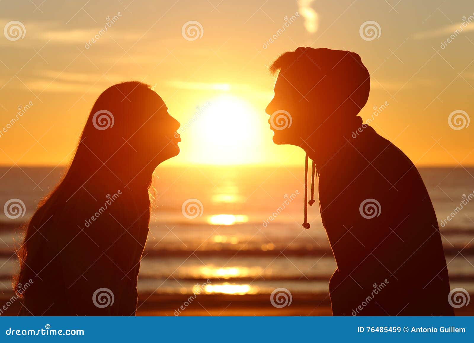 Sol De Beijo Dos Pares Com Amor No Por Do Sol Imagem de Stock - Imagem ...
