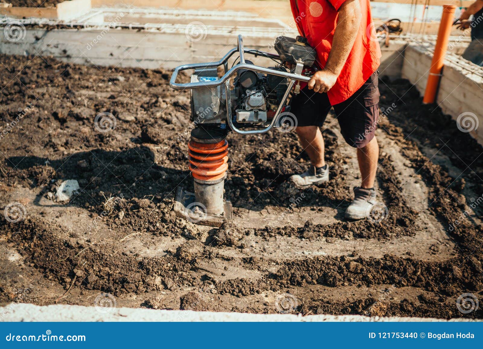 Sol De Compactage De Travailleur Industriel Dans La Base De Maison ...