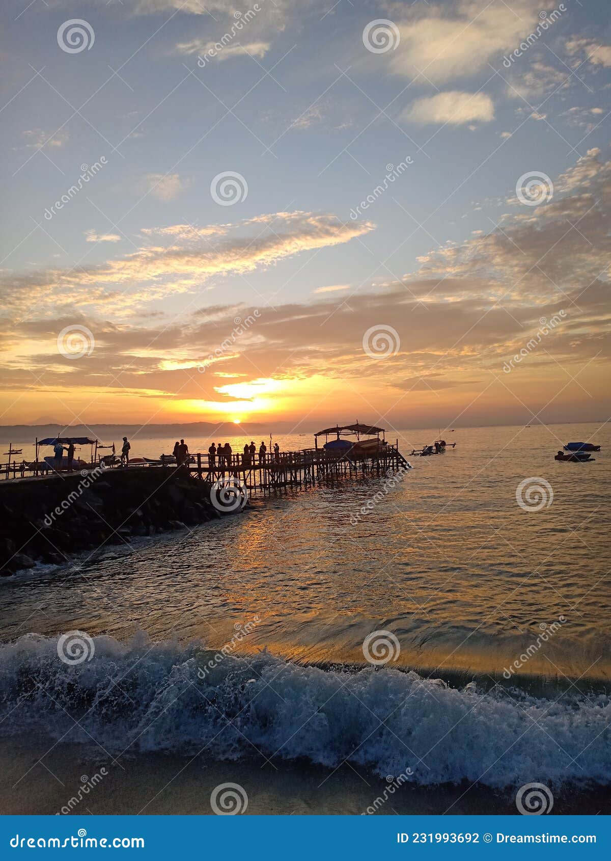 Sol de nubes de sol de mar foto de archivo. Imagen de nube - 231993692