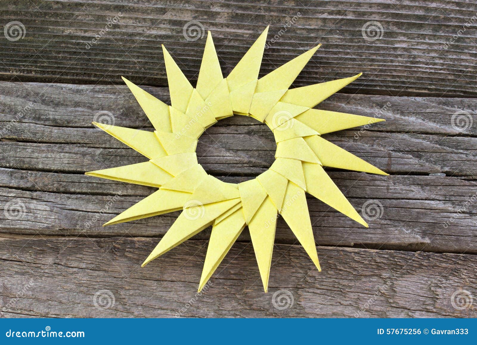 Sol De Papel Amarillo De La Papiroflexia Foto de archivo - Imagen de ...