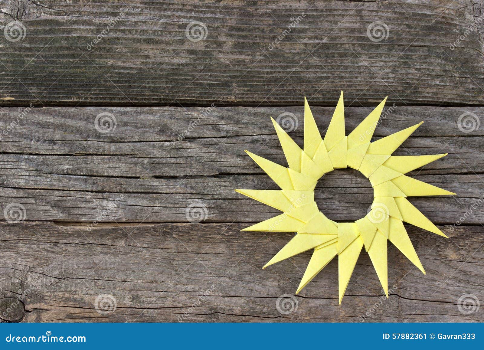 Sol De Papel Amarillo De La Papiroflexia Imagen de archivo - Imagen de ...