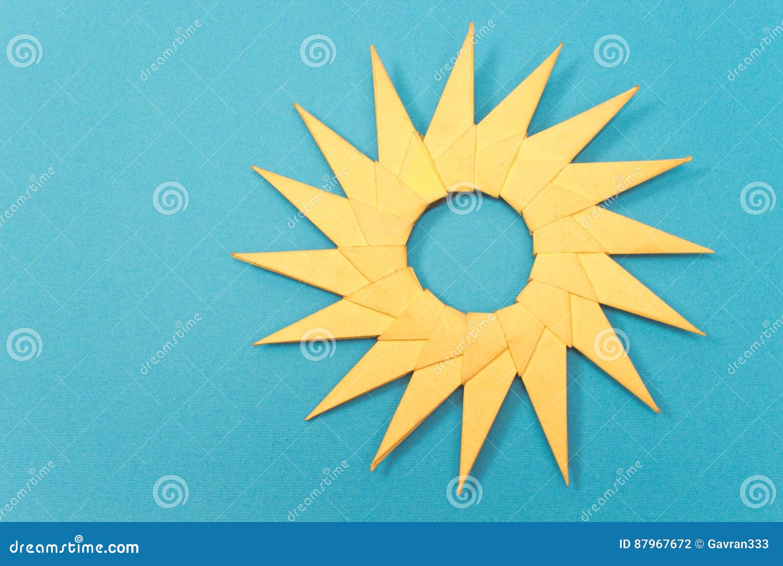 Sol De Papel Amarillo De La Papiroflexia Aislado En Azul Foto de ...