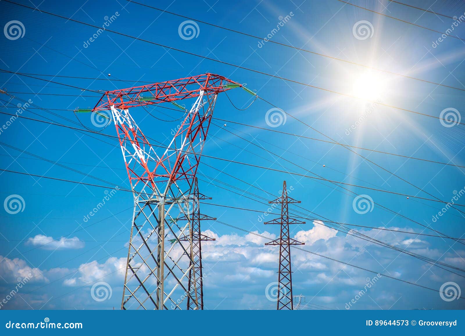 Sol Del Pylonswith De La Electricidad Imagen de archivo - Imagen de ...