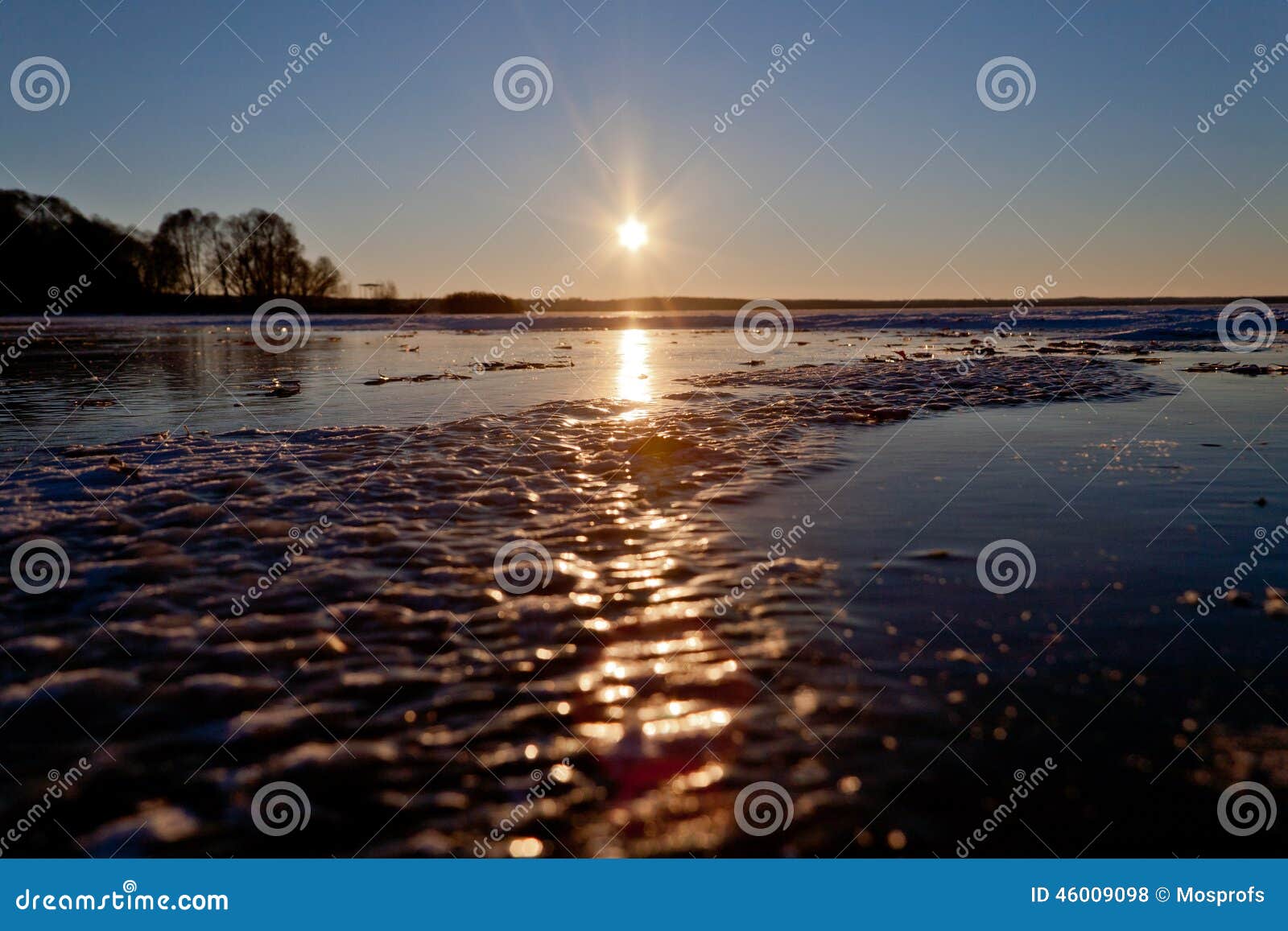Sol do gelo foto de stock. Imagem de azul, neve, luzes - 46009098