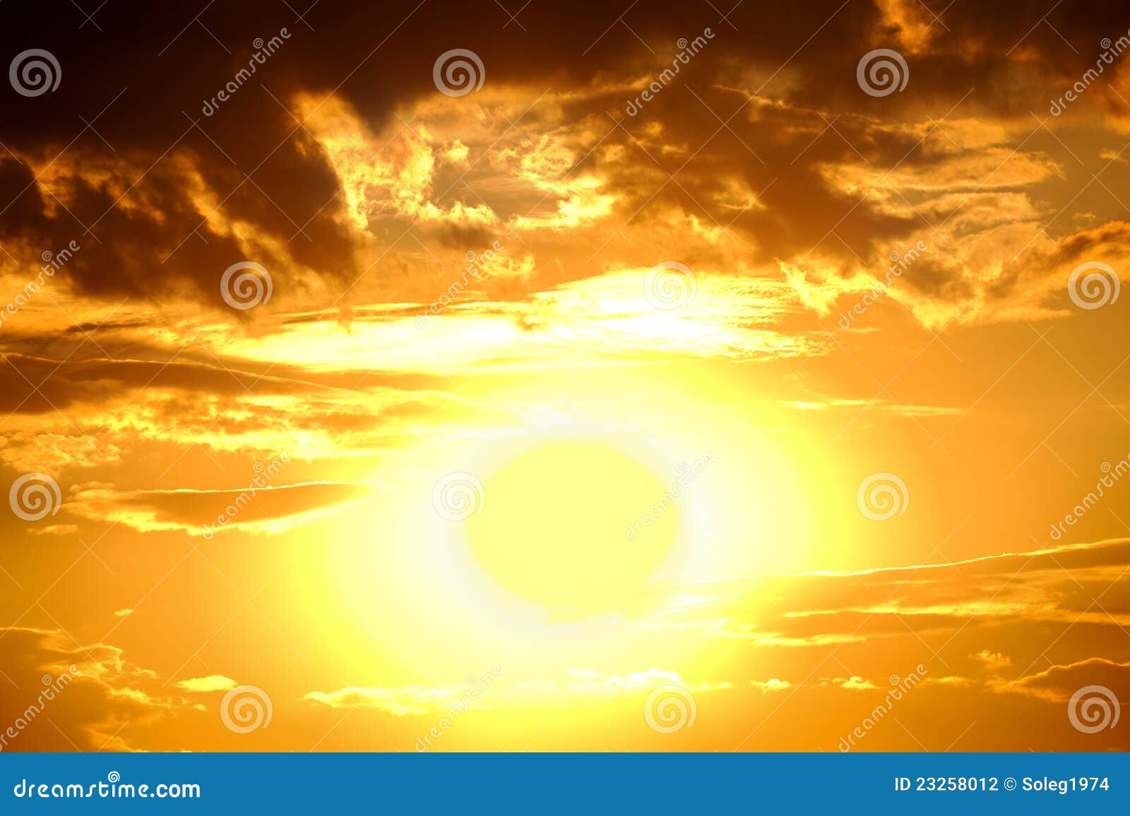 Sol Grande. Puesta Del Sol Brillante Foto de archivo - Imagen de ...
