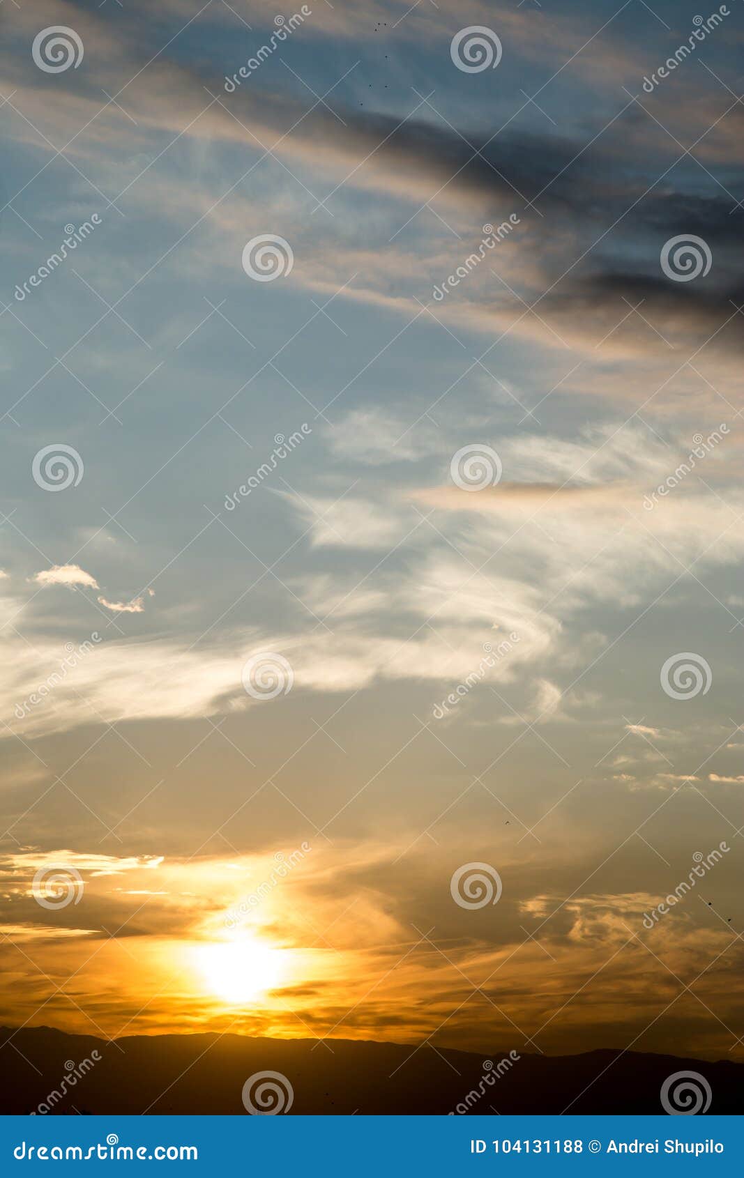 Sol Hermoso Del Amanecer En El Cielo Foto de archivo - Imagen de ...
