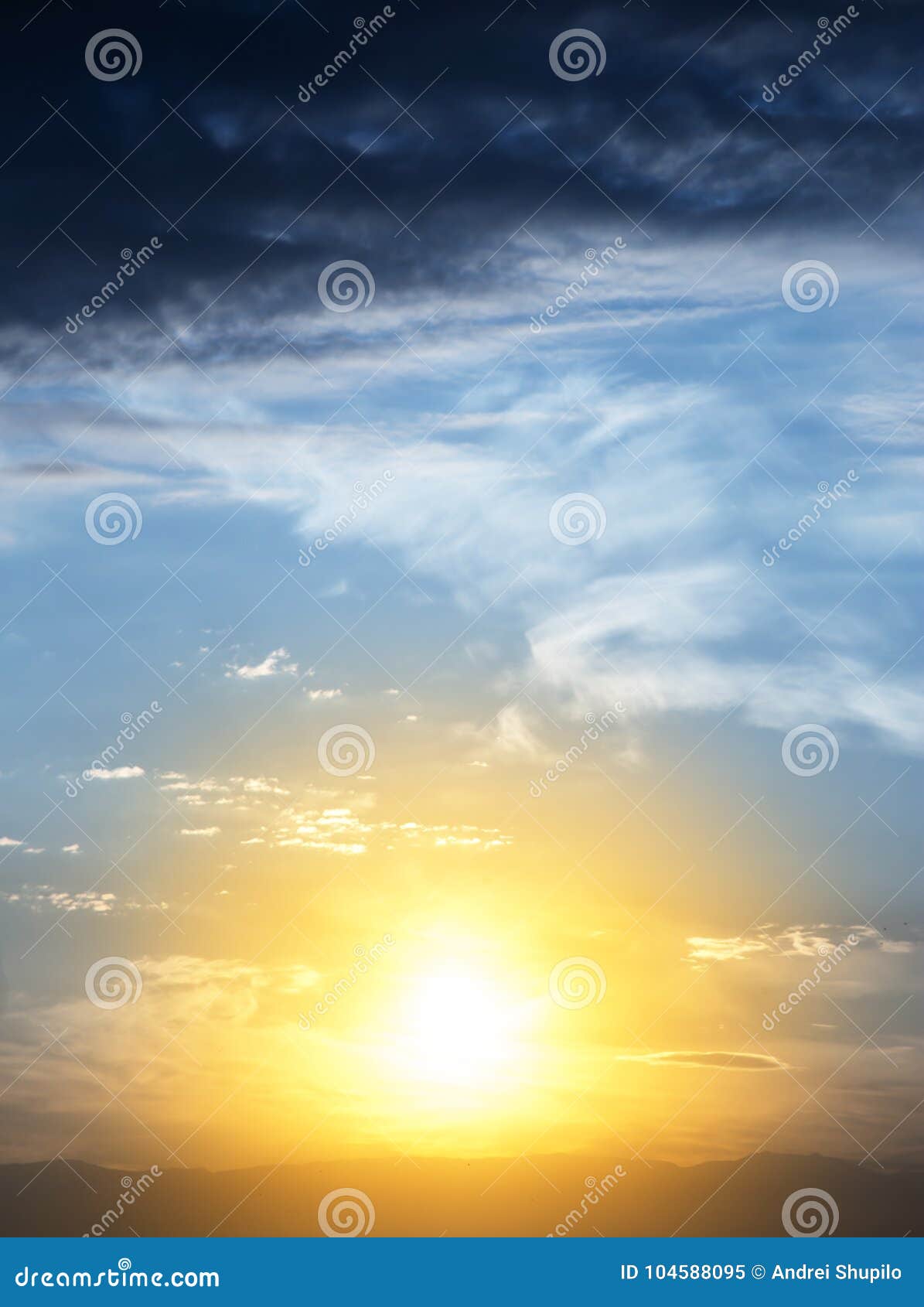 Sol Hermoso Del Amanecer En El Cielo Imagen de archivo - Imagen de ...