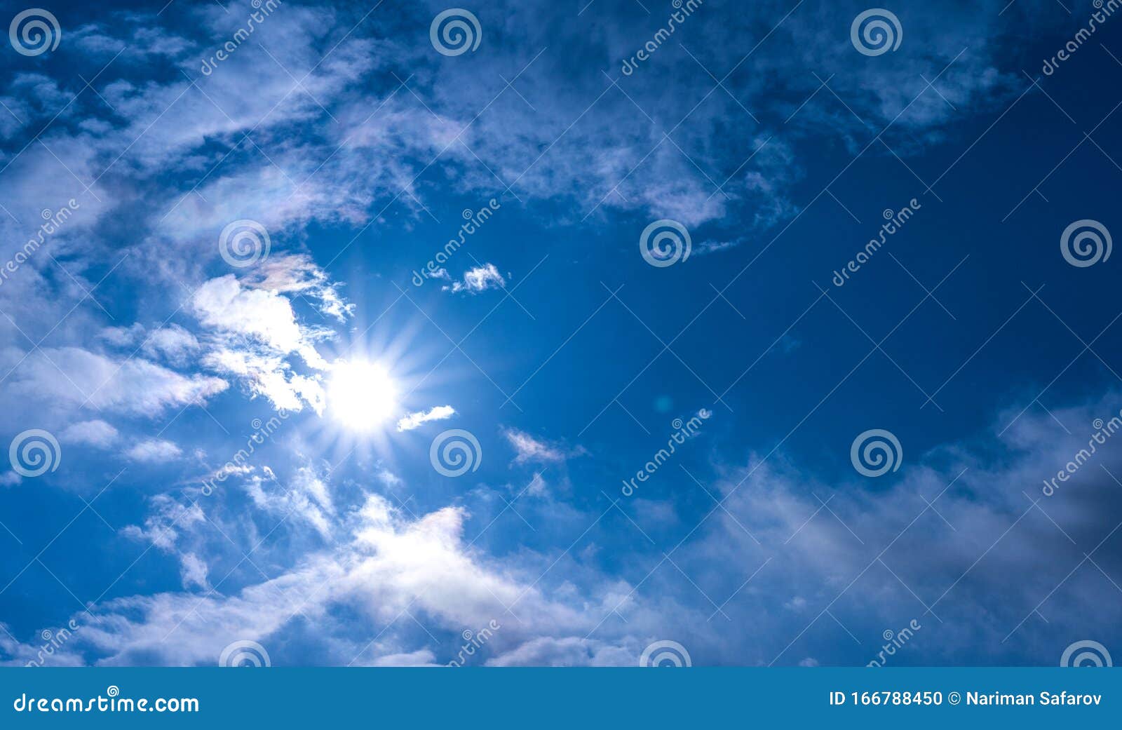 Sol Luminoso Rodeado De Nubes Foto de archivo - Imagen de aire, clima ...