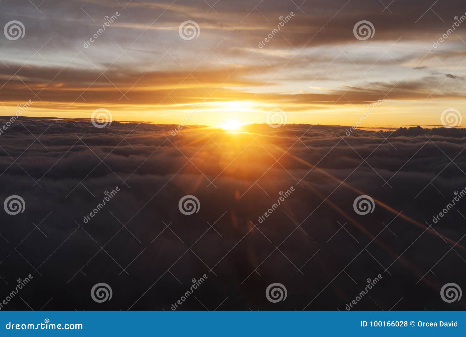 Sol mellan moln arkivfoto. Bild av över, solljus, molnigt - 100166028