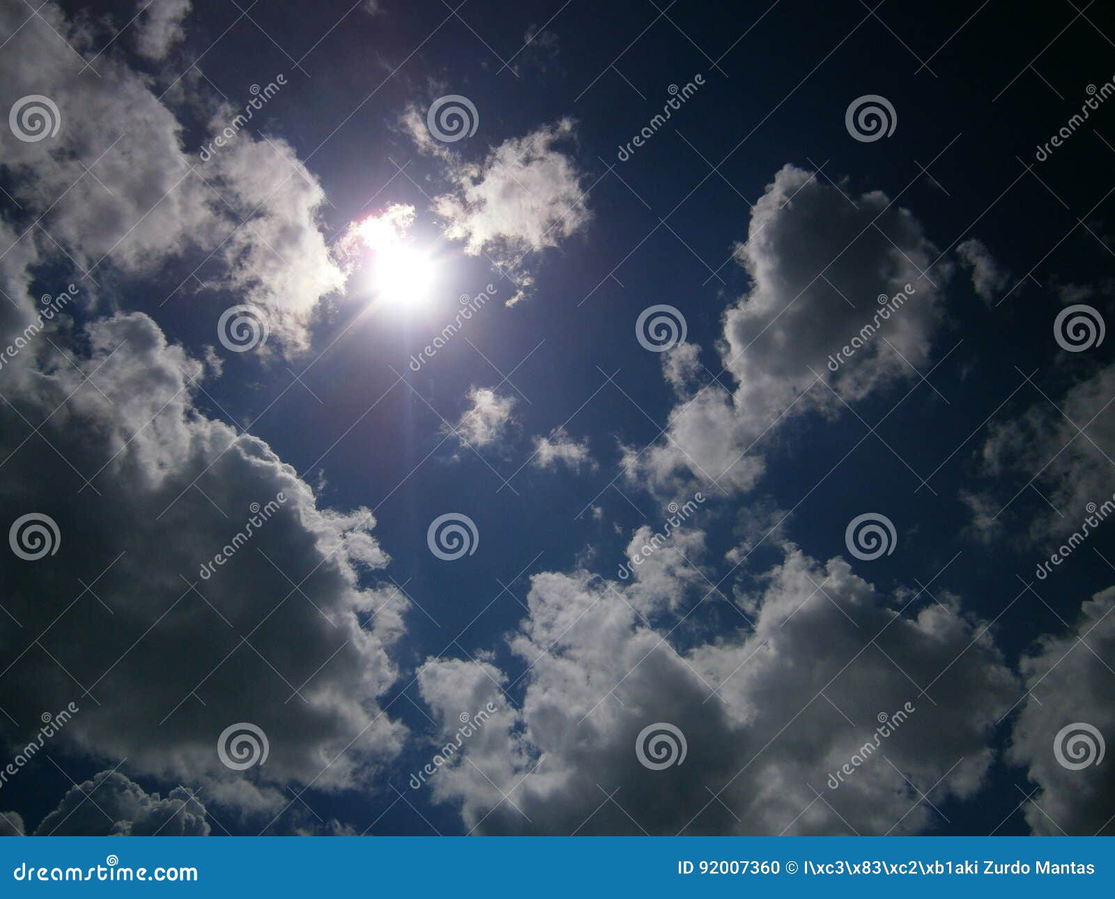 Sol mellan moln arkivfoto. Bild av mellan, oklarheter - 92007360