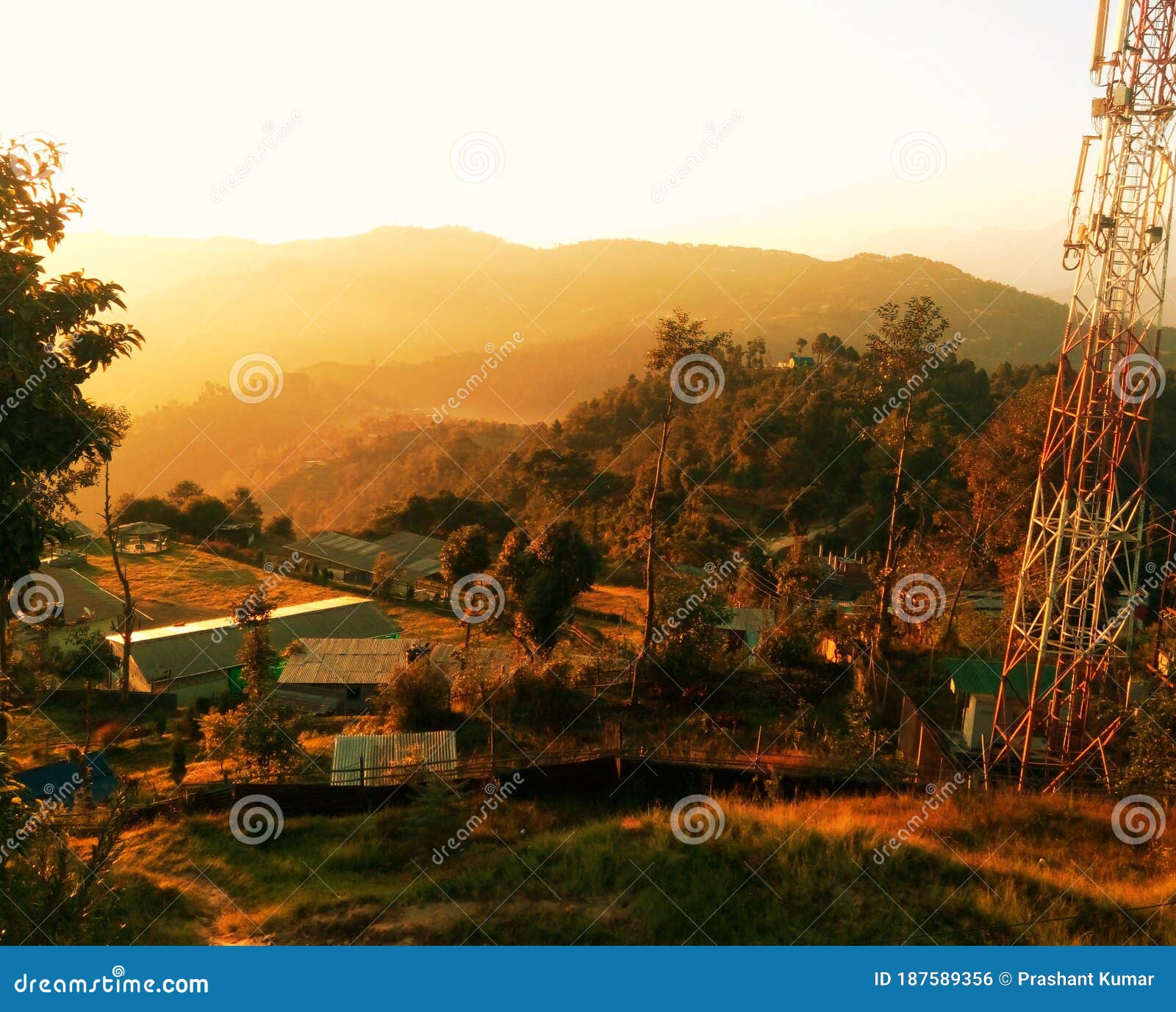 Sol Naciente Desde El Este En Devi Than Dhulikhel Foto de archivo ...