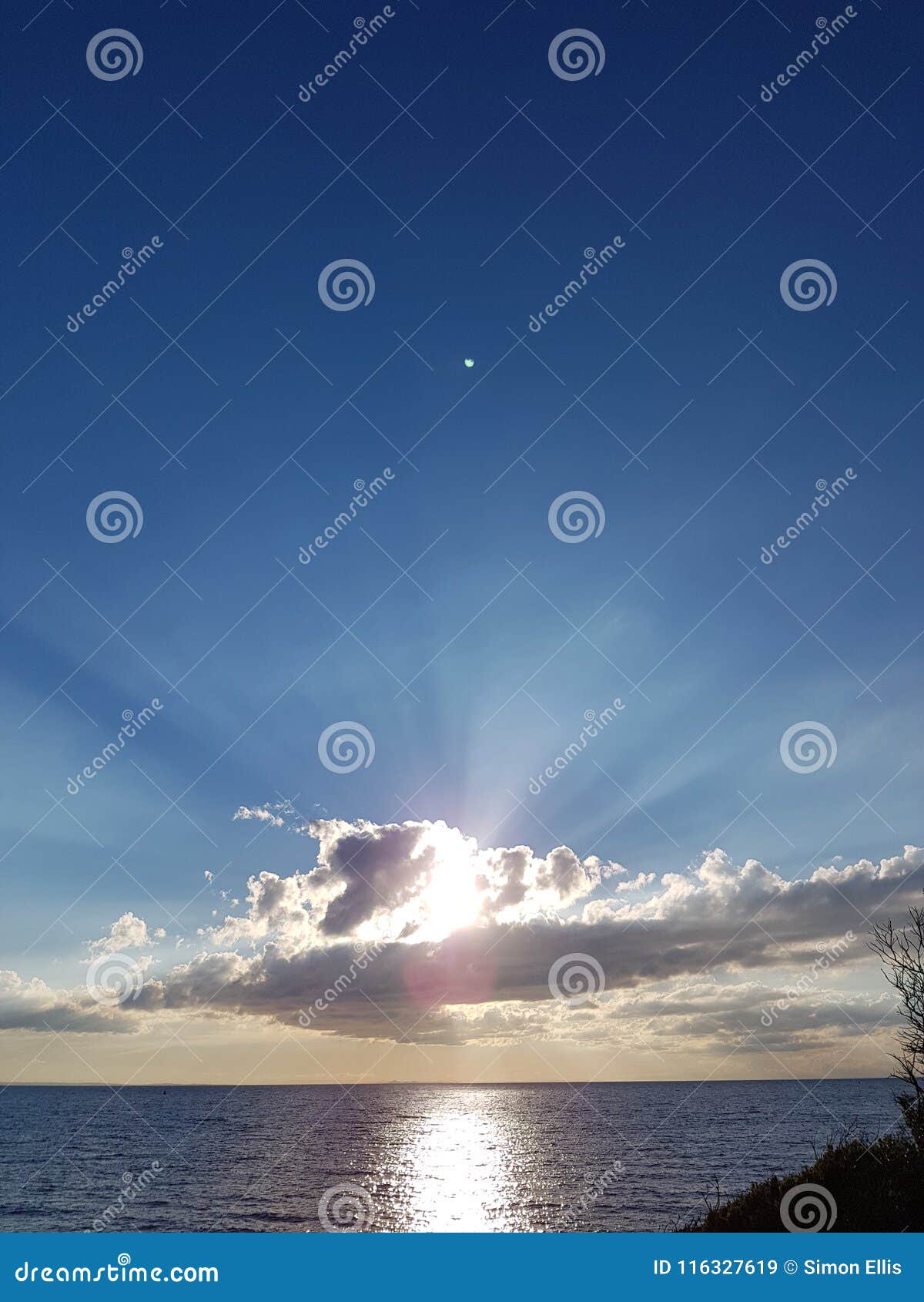 Sol och moln fotografering för bildbyråer. Bild av tydlig - 116327619