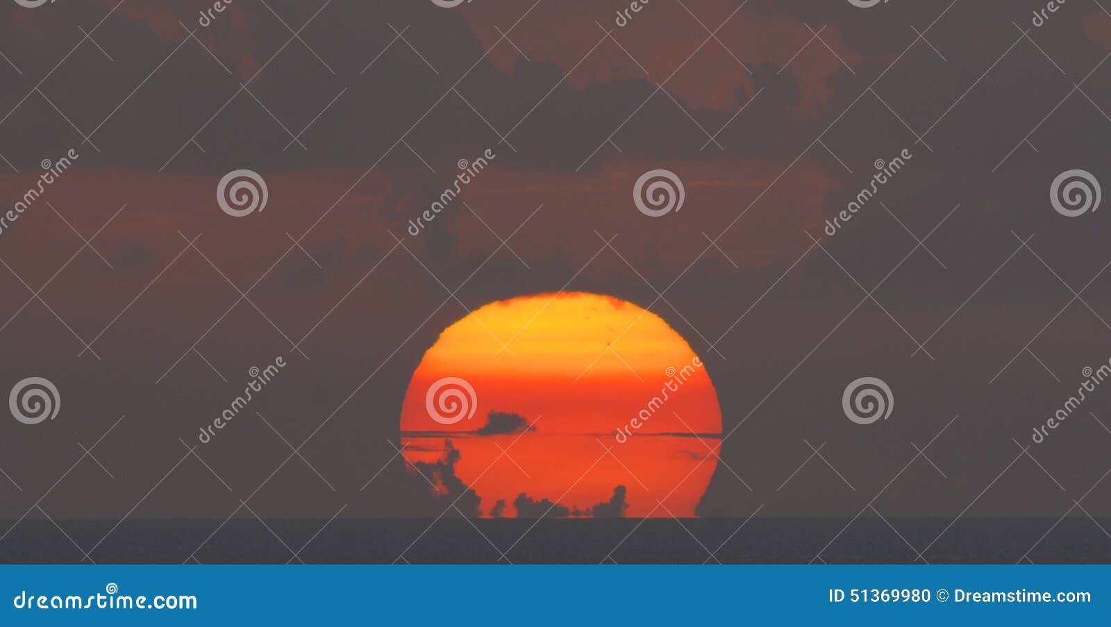 Sol poniente con las nubes foto de archivo. Imagen de costa - 51369980