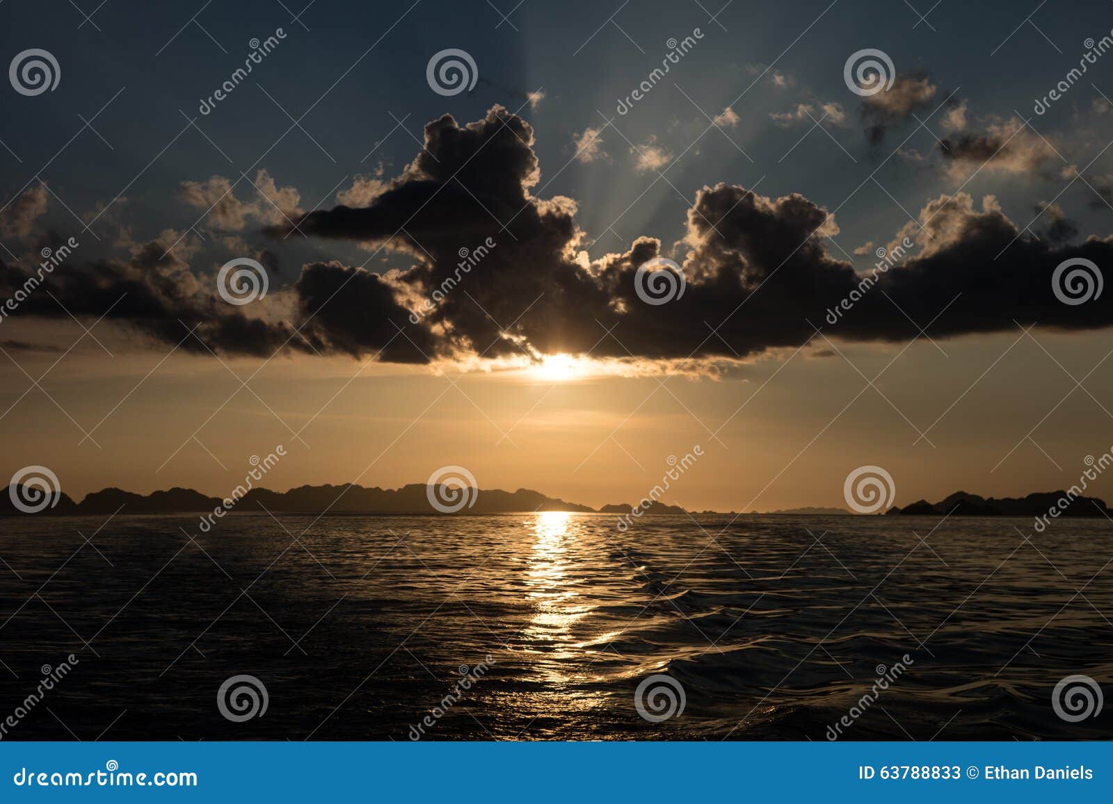 Sol Poniente En Raja Ampat, Indonesia Imagen de archivo - Imagen de ...