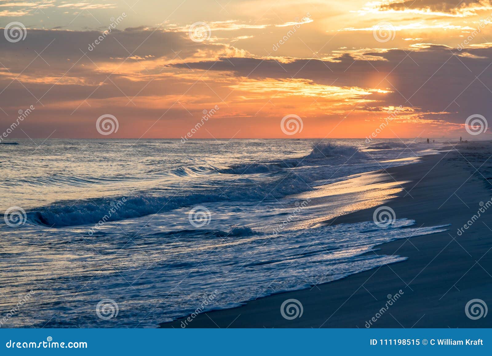 Sol Poniente Que Enciende Ondas Y La Playa Entrantes Imagen de archivo ...