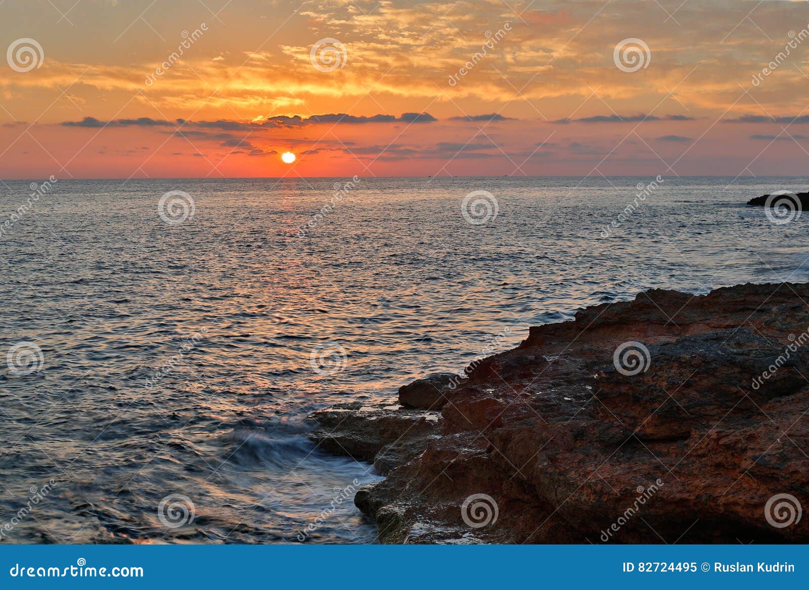 Sol Poniente Sobre El Mar Y Las Rocas Imagen de archivo - Imagen de ...