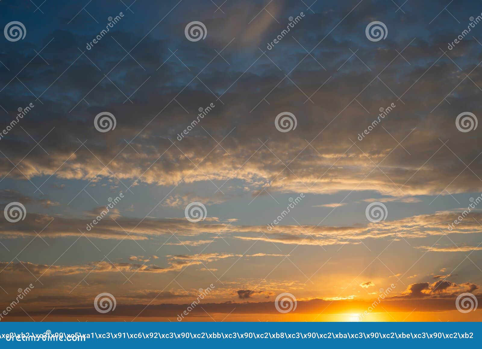 Sol Quente E Colorido Com Nuvens Esparsas Foto de Stock - Imagem de ...