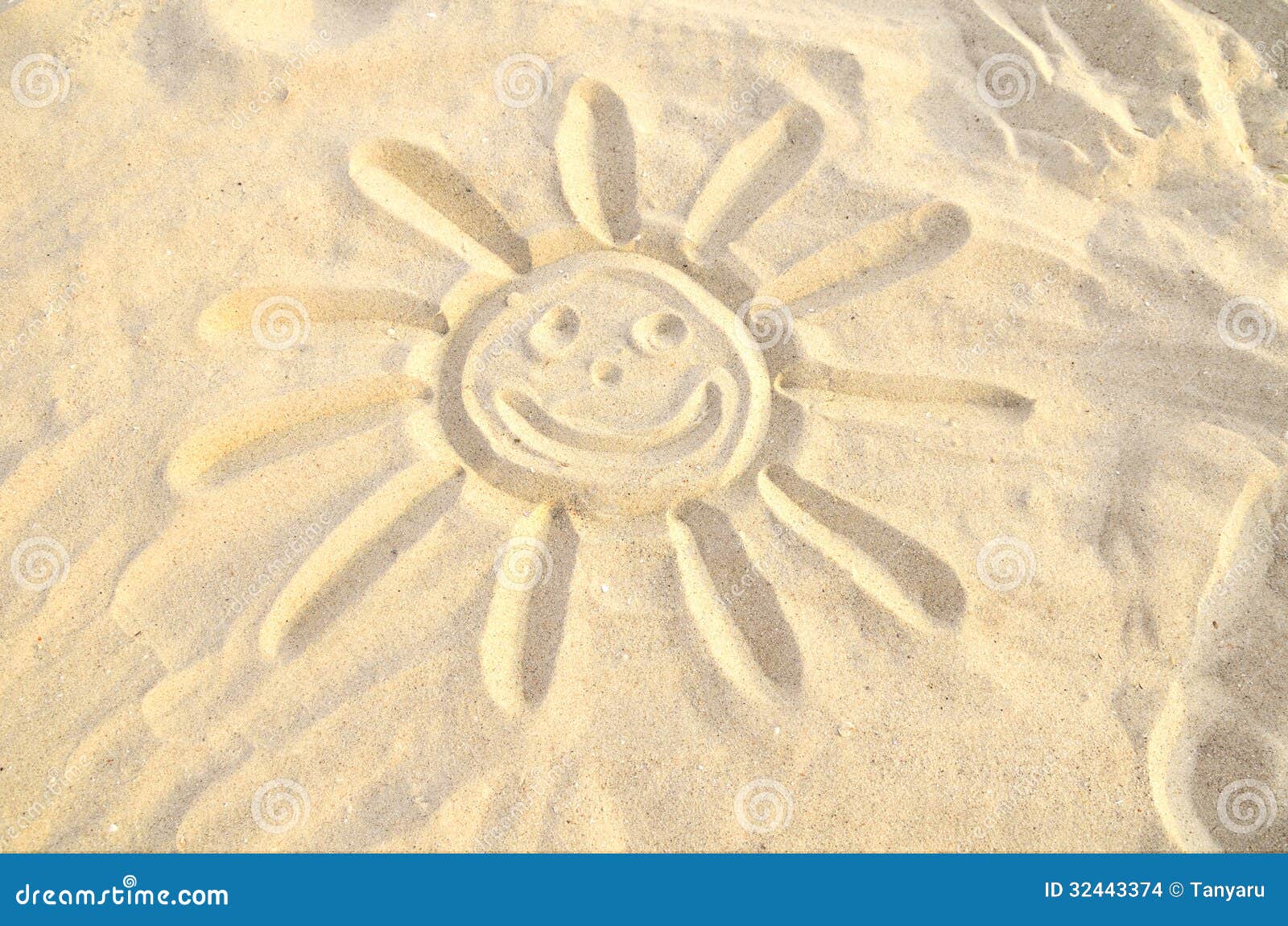 Sol Sonriente Dibujado En La Arena Foto de archivo - Imagen de bosquejo ...