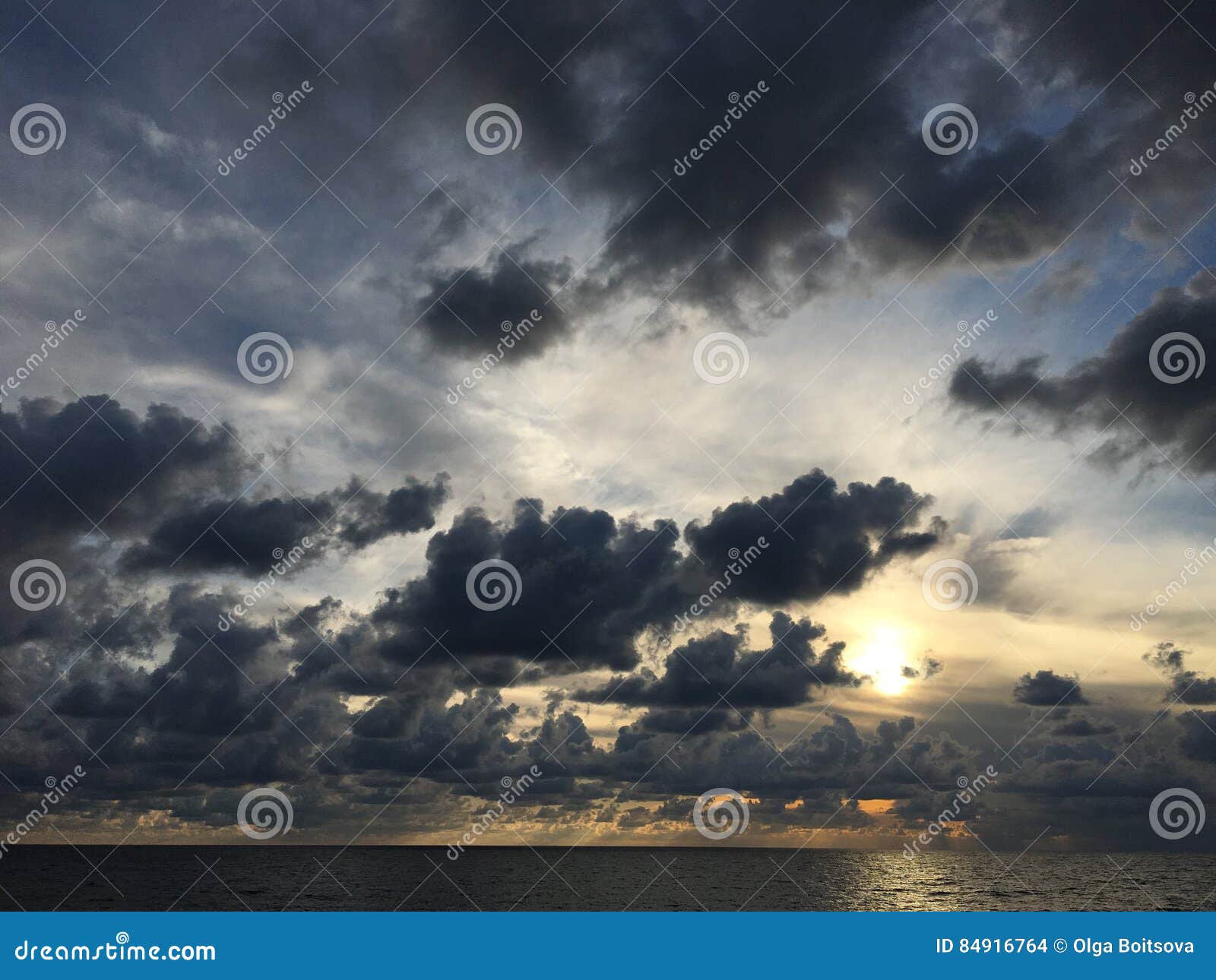 Sol till och med molnen arkivfoto. Bild av mörkt, oklarheter - 84916764