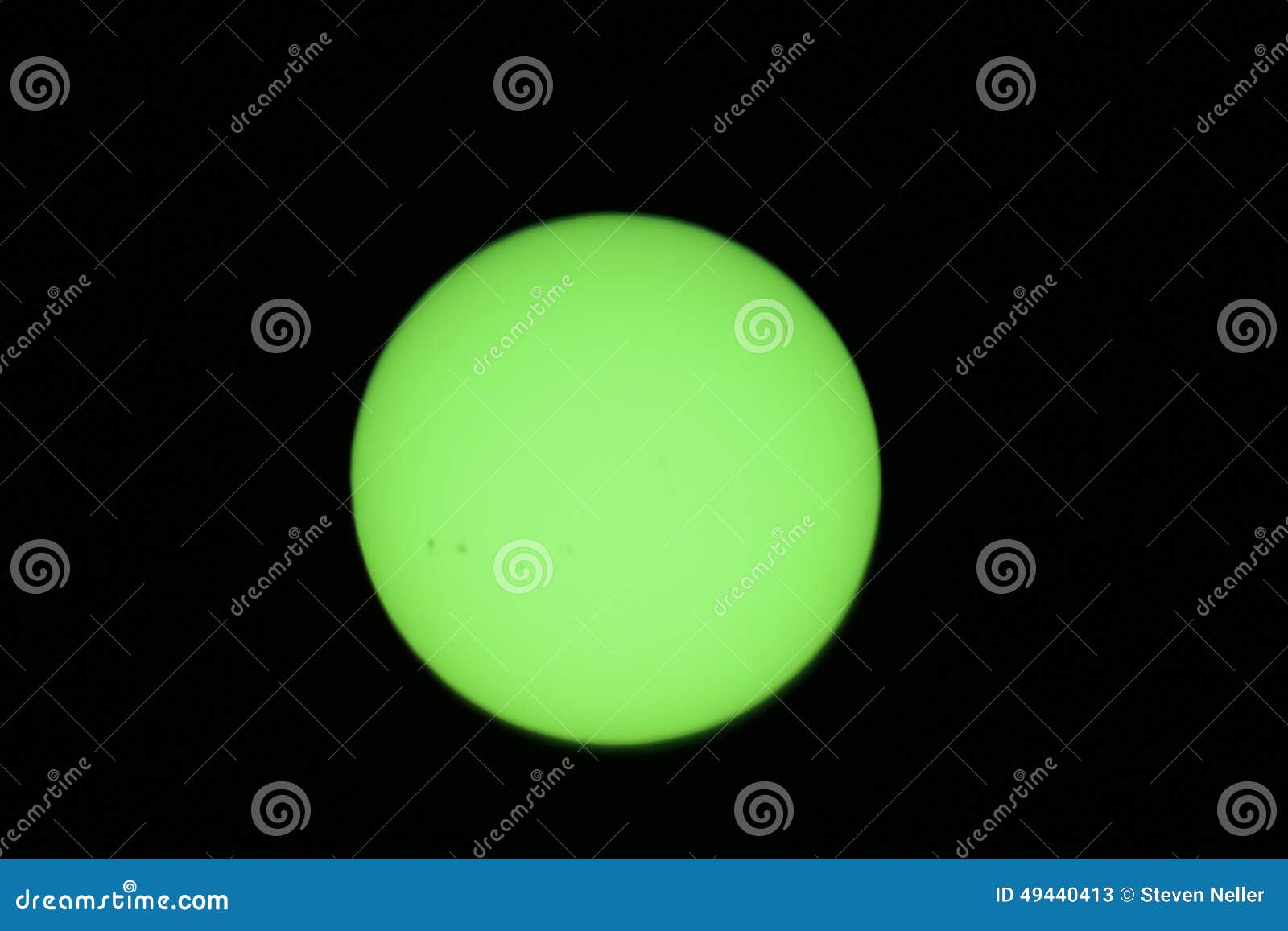 Sol verde filtrado imagen de archivo. Imagen de oscuro - 49440413