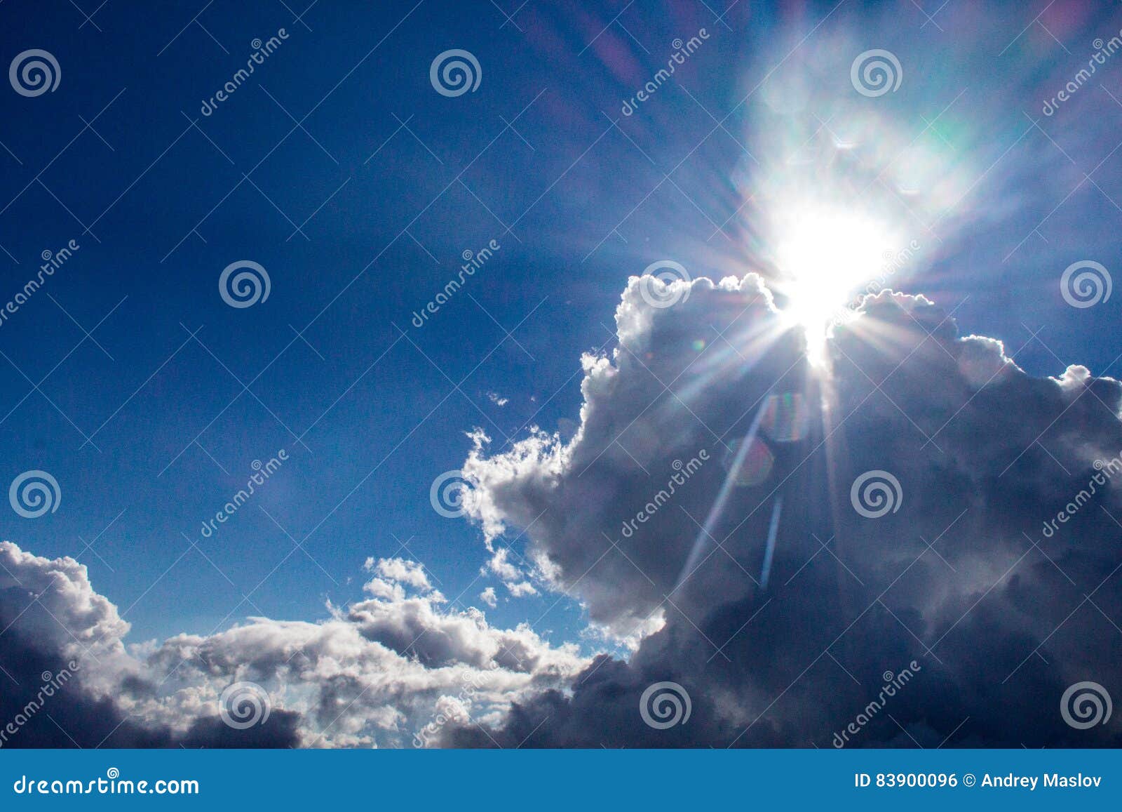 Sol y cielos fuertes foto de archivo. Imagen de cubo - 83900096