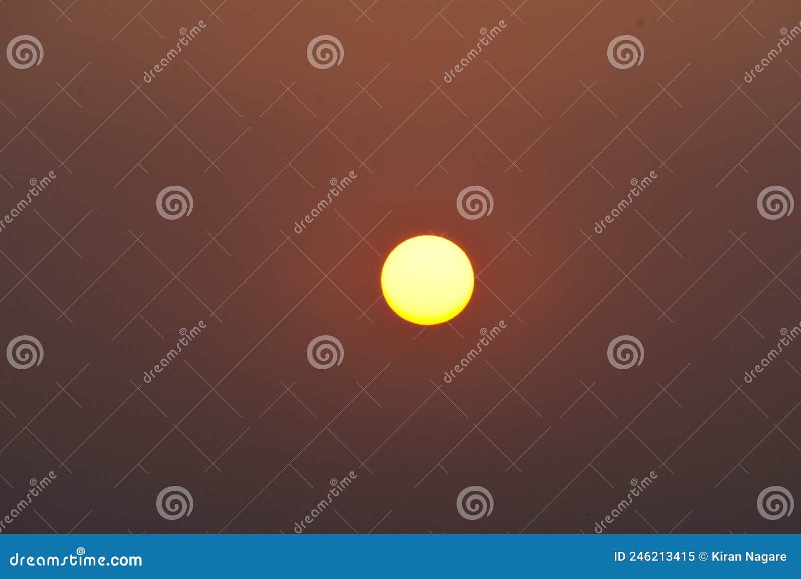 Sol y luz solar. imagen de archivo. Imagen de sunset - 246213415