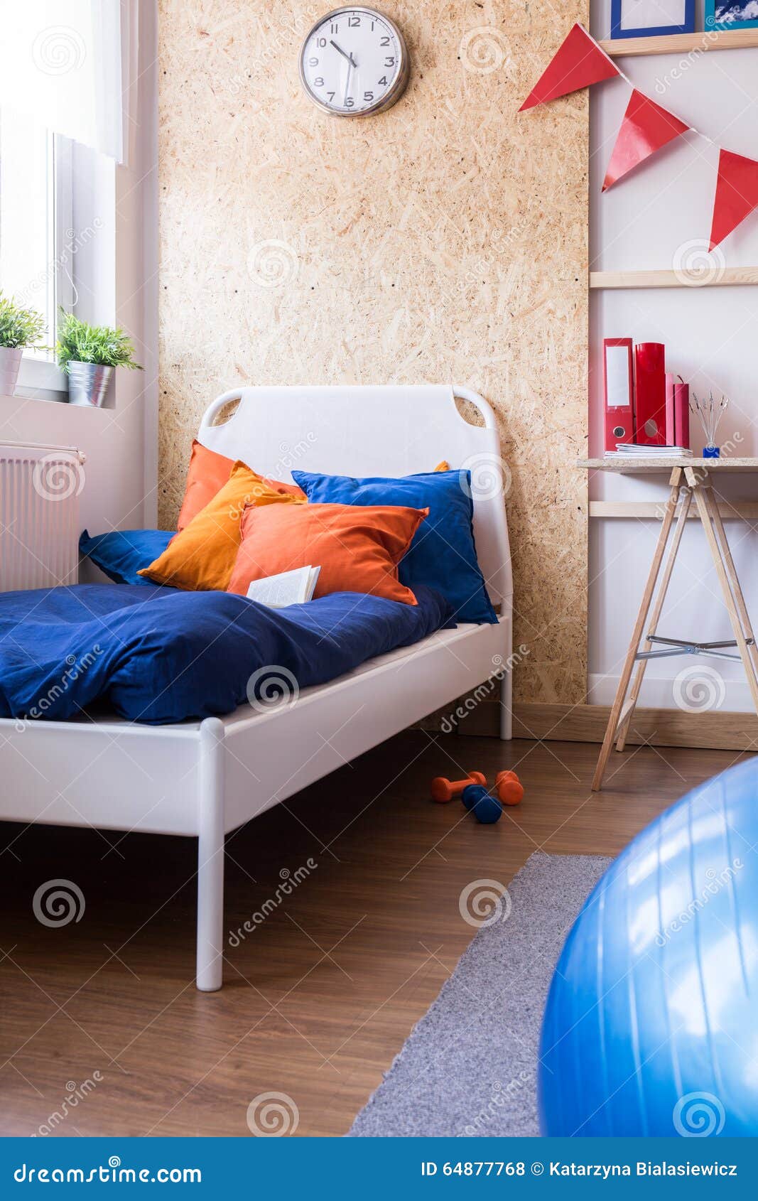 Sola cama con lecho azul foto de archivo. Imagen de acogedor - 64877768