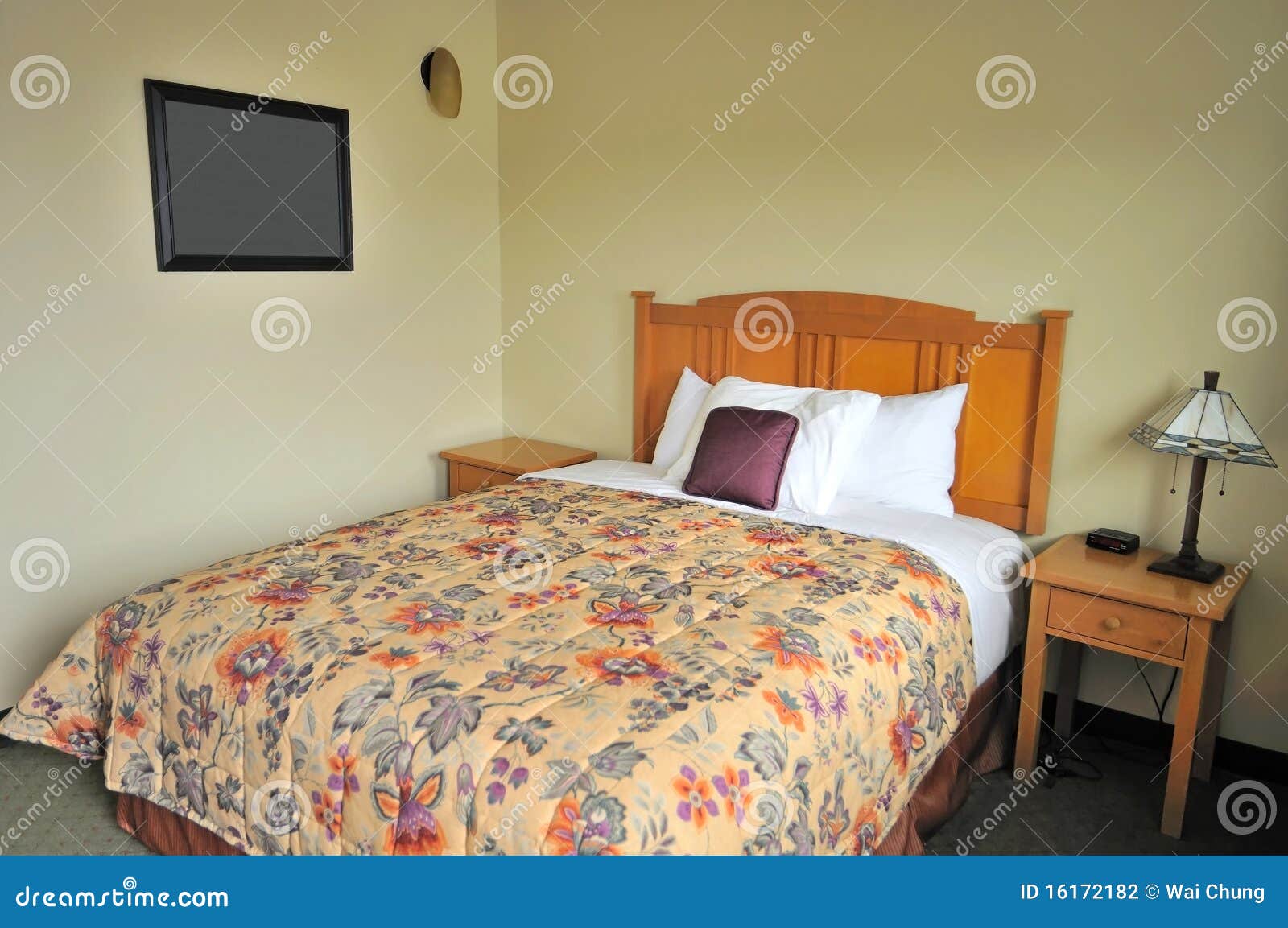 Sola cama lujosa foto de archivo. Imagen de muebles, vacaciones - 16172182