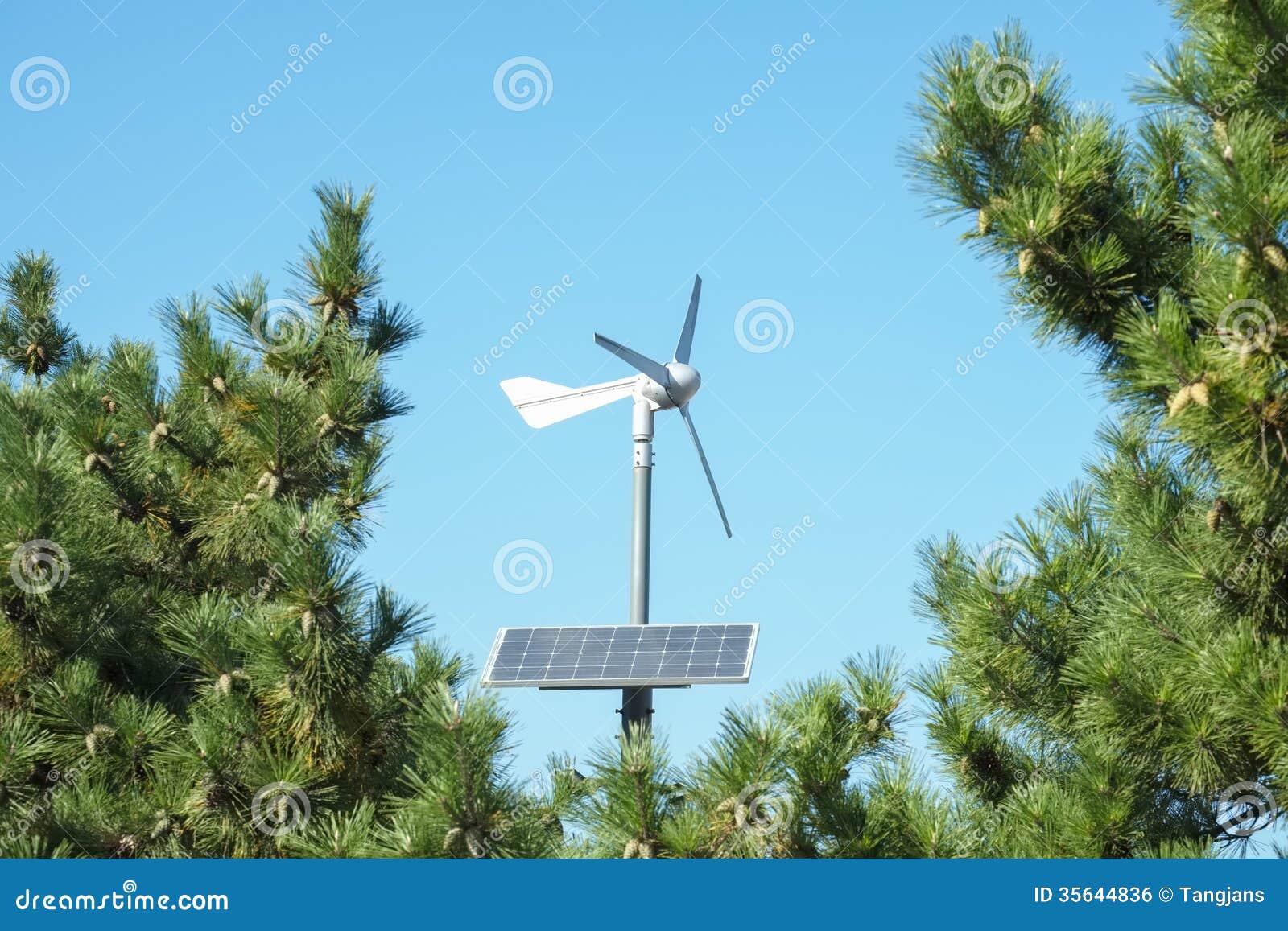 Solar Cum El Generador Eólico Foto de archivo - Imagen de brisa ...