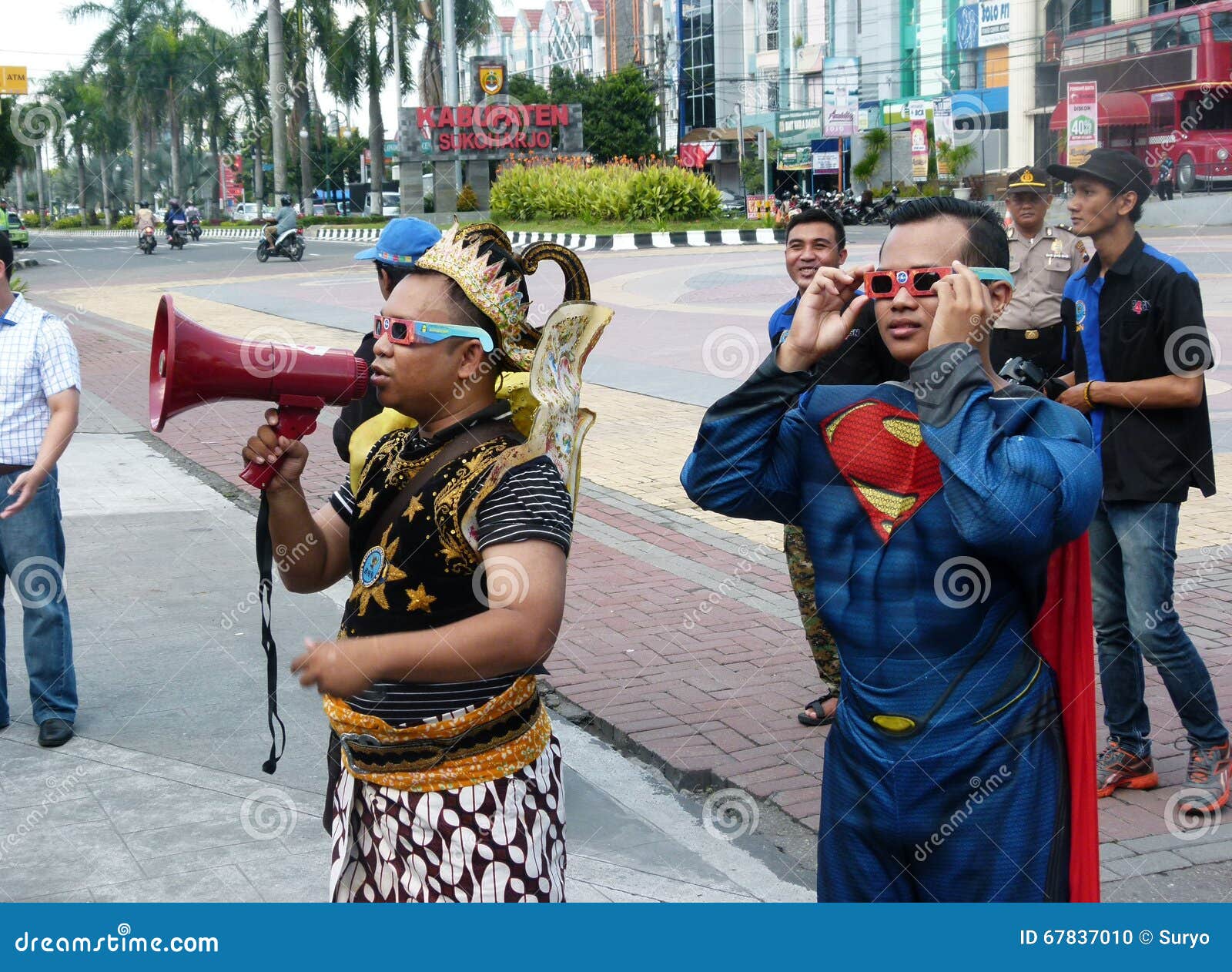 Solar eclipse editorial image. Image of socialize, dressed - 67837010