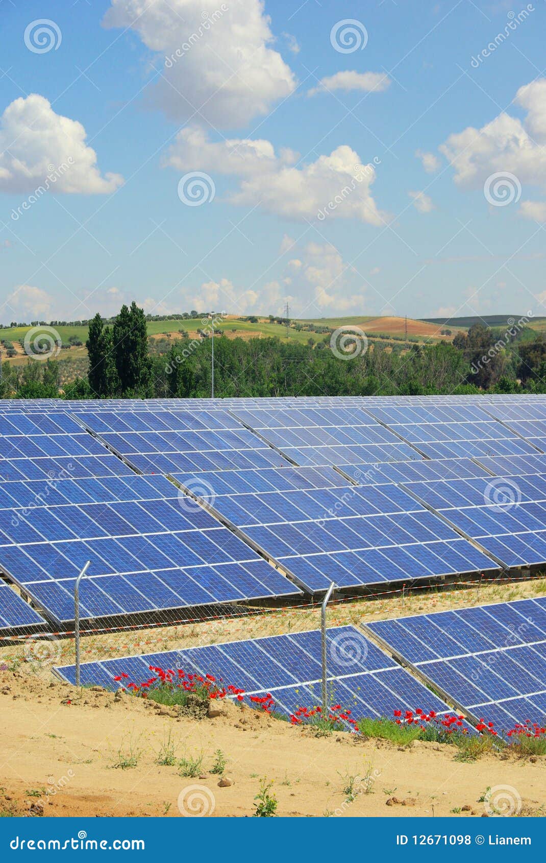 Solaranlage auf Feld stockfoto. Bild von mode, blau, andalusien - 12671098