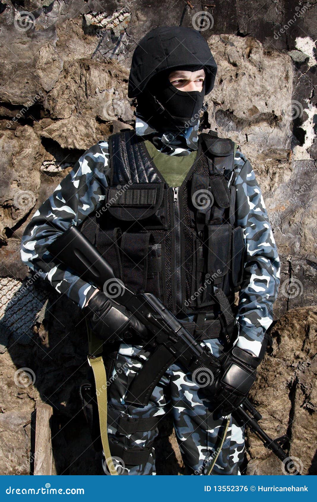 Soldado armado foto de archivo. Imagen de armado, protector - 13552376