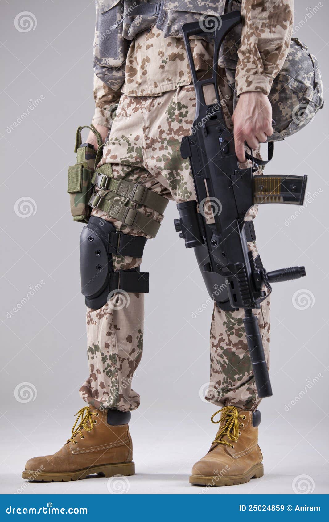 Soldado armado imagen de archivo. Imagen de guerra, asalto - 25024859