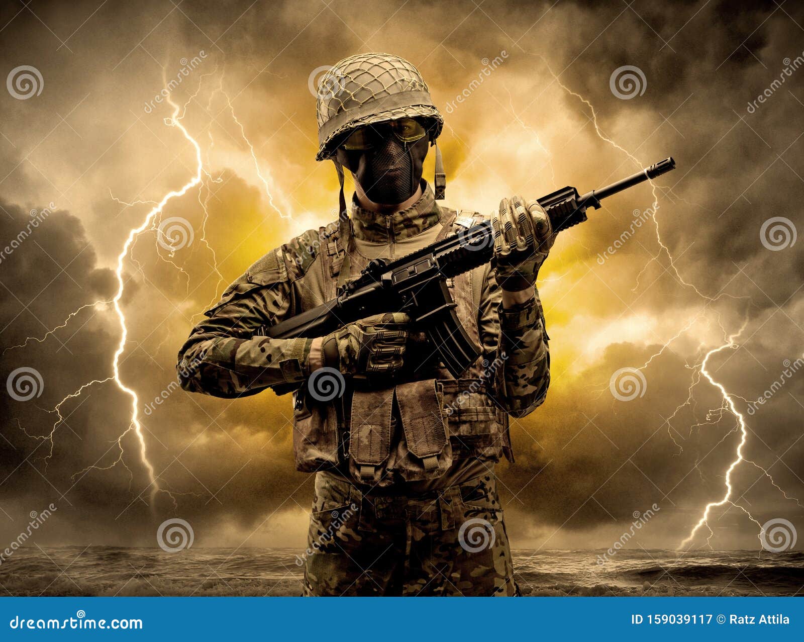 Soldado Armado De Pie En Un Clima Oscuro Imagen de archivo - Imagen de ...