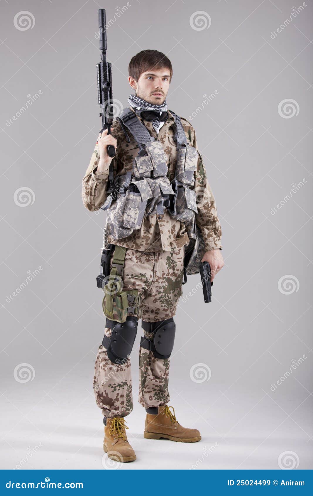 Soldado armado pesado imagem de stock. Imagem de homem - 25024499