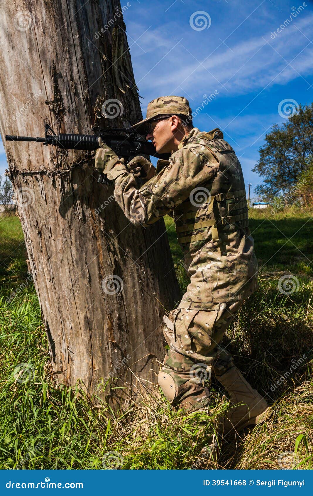 Soldado com um rifle foto de stock. Imagem de oficial - 39541668
