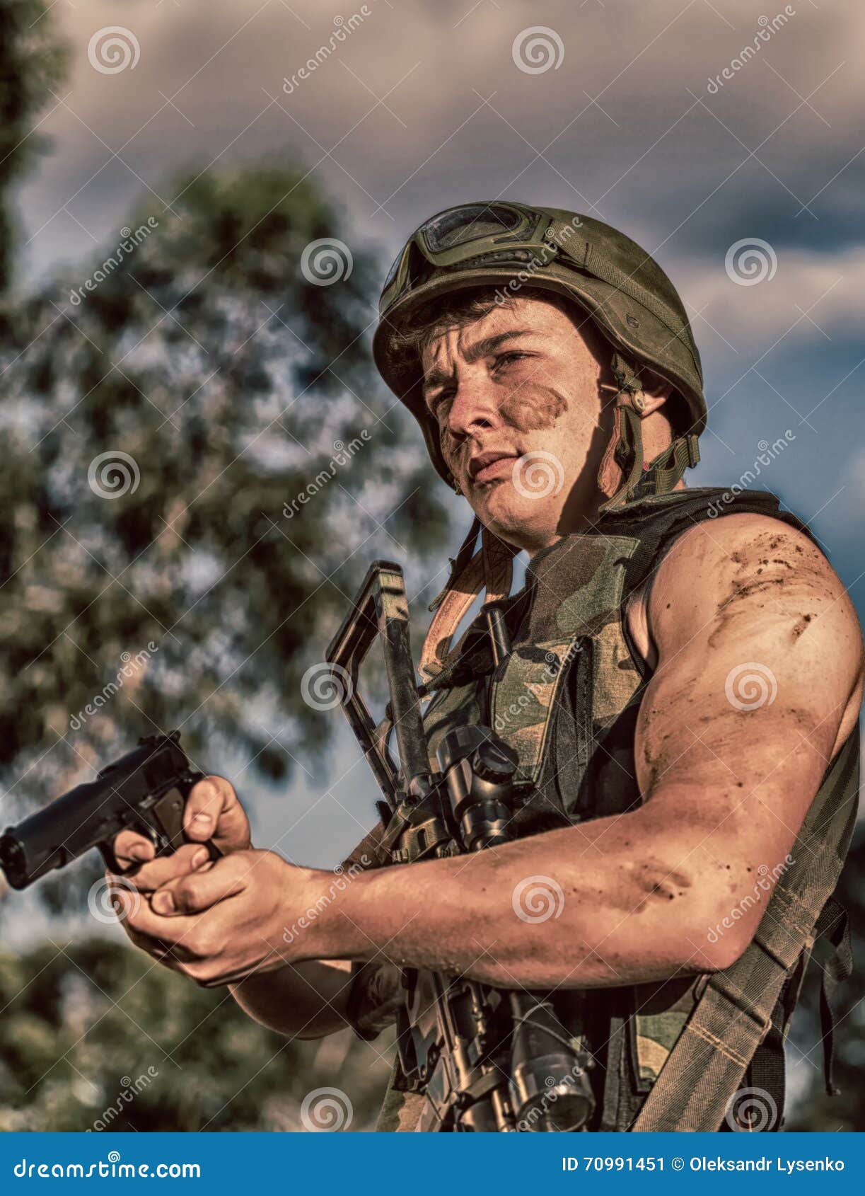 Soldado con el arma imagen de archivo. Imagen de armado - 70991451